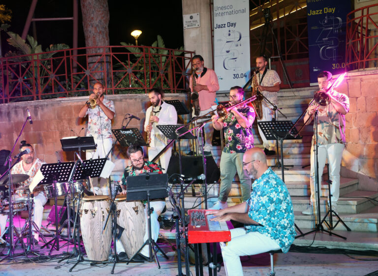 Jazz fusion στον Μόλο: Το 13μελές Morfarm Big Band Co. γιορτάζει την ...