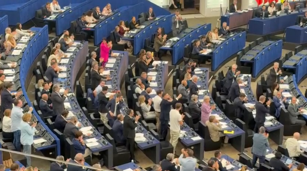 «Shame on you»: Χαμός στο Ευρωκοινοβούλιο με αποδοκιμασίες